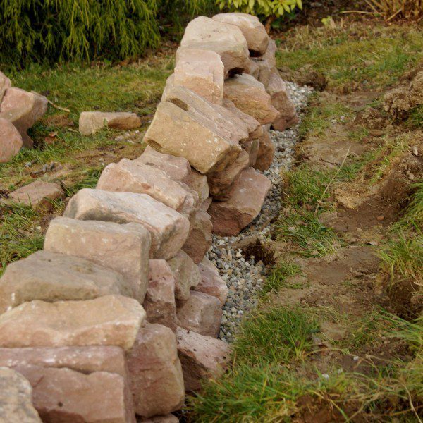 Trockenmauer DIY im Naturgarten | mit Staketenzaun